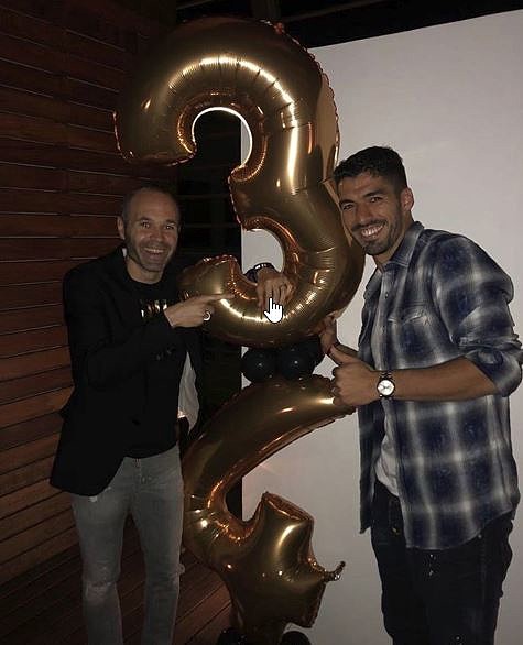 Suárez sí acompañó a Iniesta en su cumpleaños