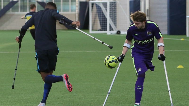 La increíble historia de Jamie Tregaskiss, el futbolista que juega con ...