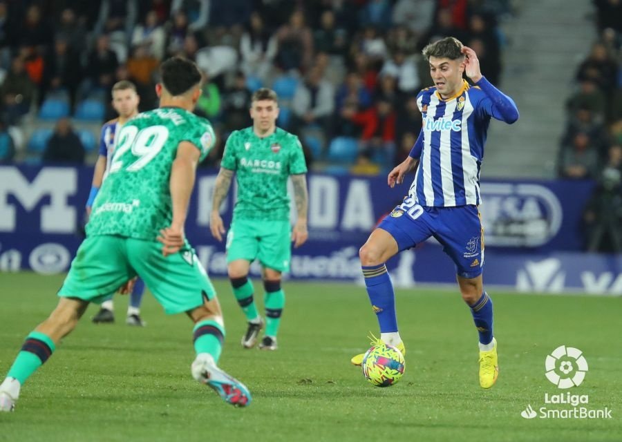 El Levante vive en sus carnes la fuerza del Toralín
