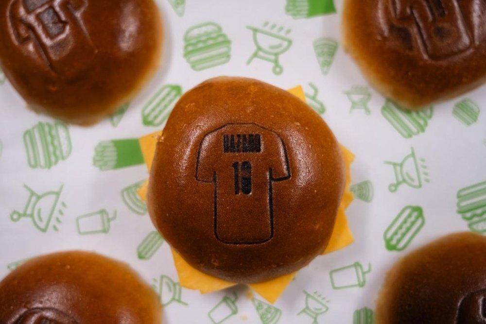 Lille celebrate Eden Hazard's 'return'... with burgers! Lille celebrate Eden Hazard's 'return'... with burgers!