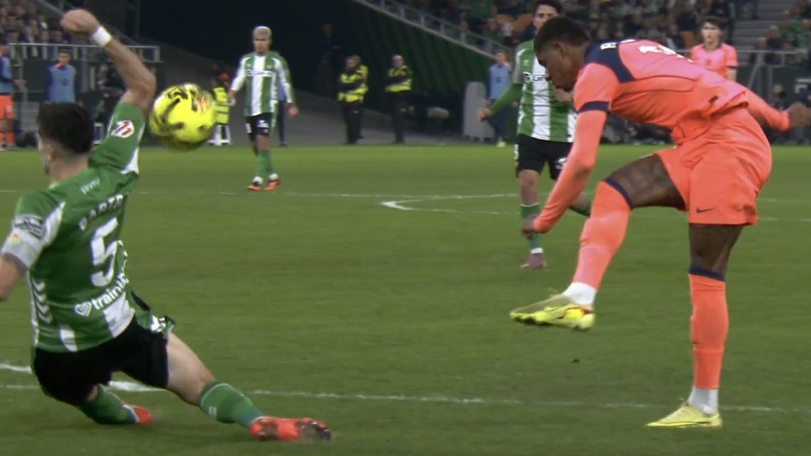 La polémica del Betis-Barça: ¿era penalti de Bartra por mano?