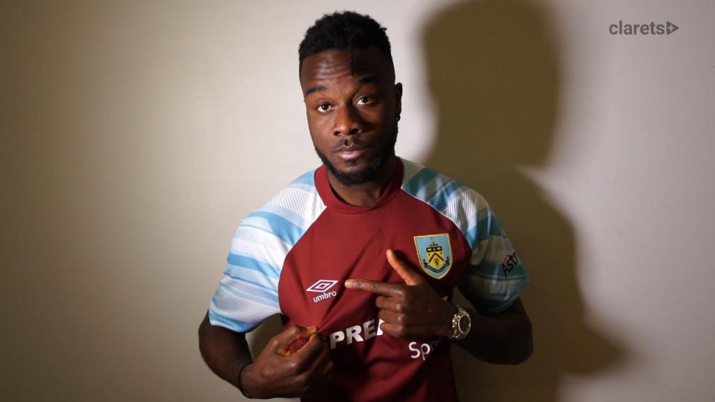 Cornet, orgulloso de fichar... ¿por el Umbro FC?