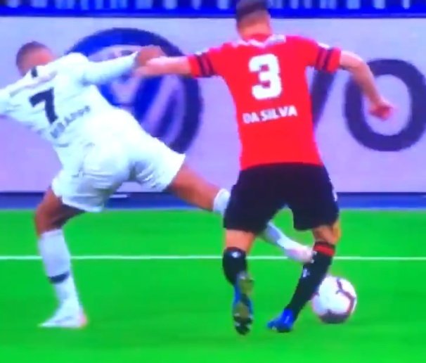Cartão vermelho direto para Mbappé!
