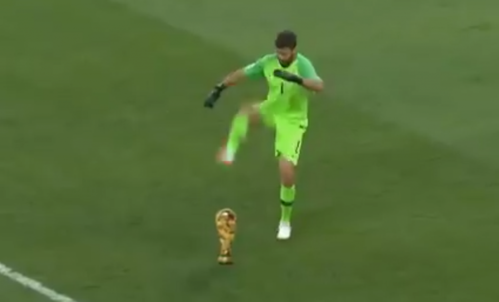 El 'meme' de Alisson pinchando la Copa del Mundo