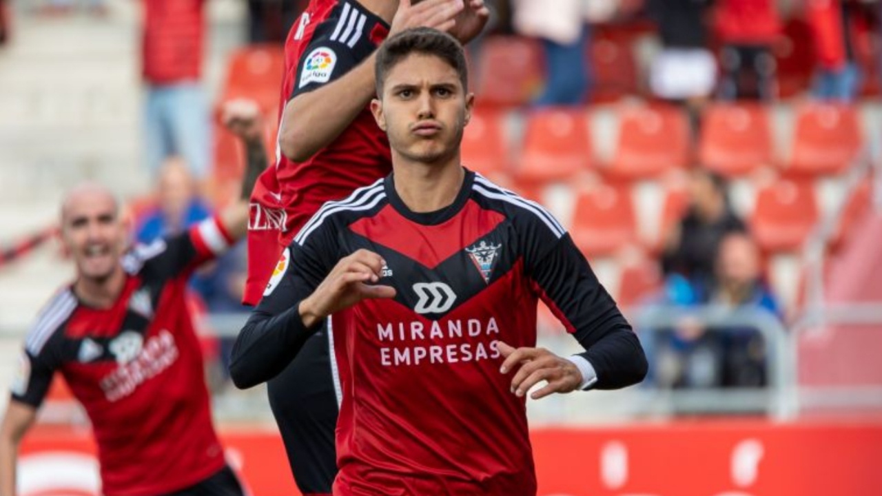 Óscar Pinchi logra oxígeno y tres puntos para el Mirandés