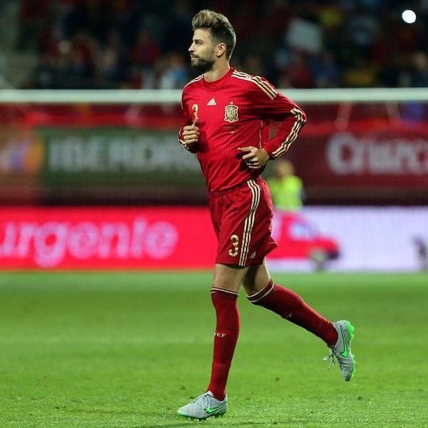 Pitos y aplausos para Piqué también en el último entrenamiento