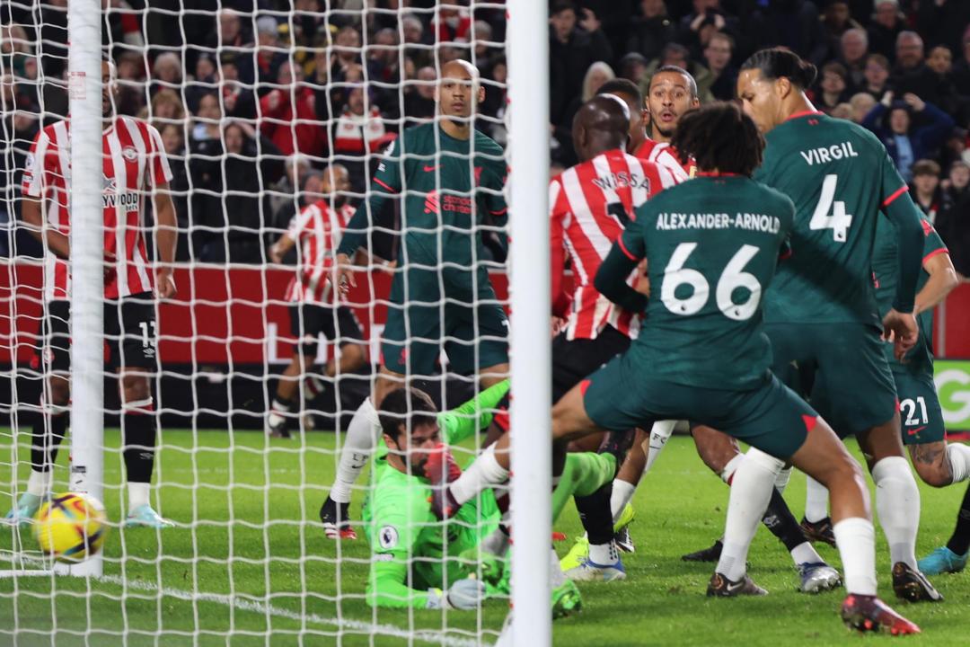 El balón parado del Brentford le amarga el comienzo de año al Liverpool