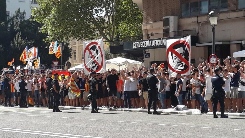Valencia fans protest against Lim before, during and after match