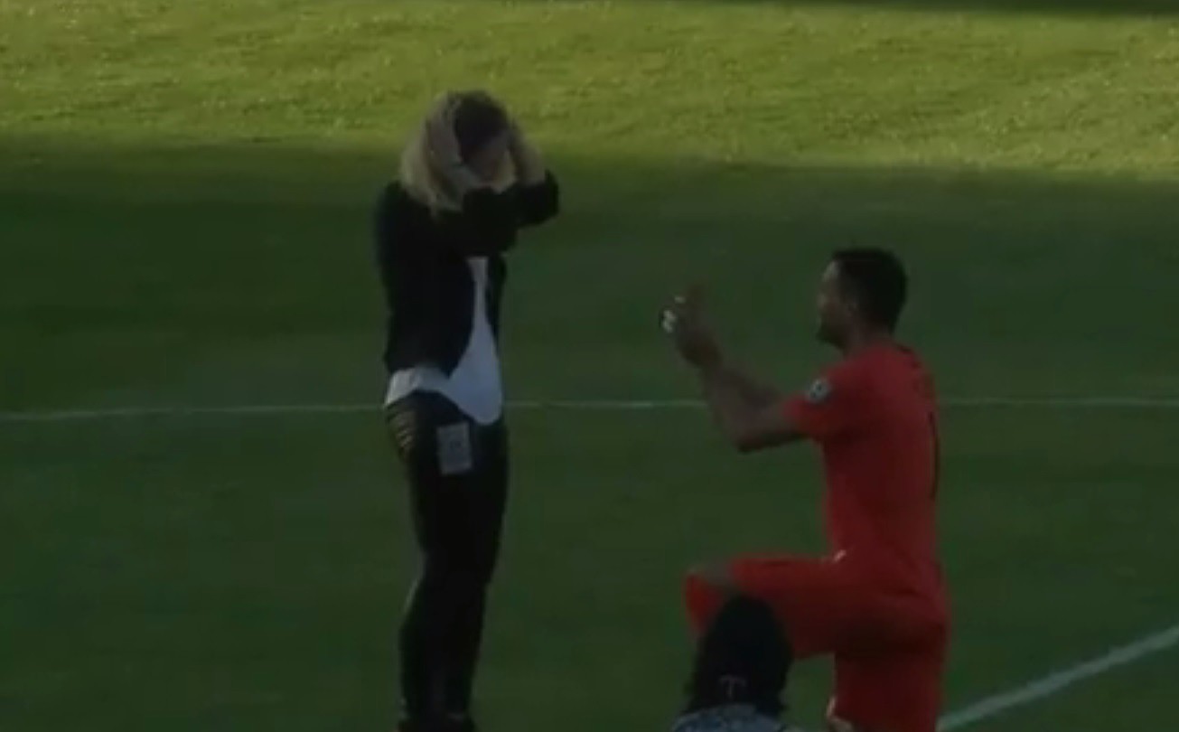Un portero le pidió matrimonio a su novia antes de jugar su partido