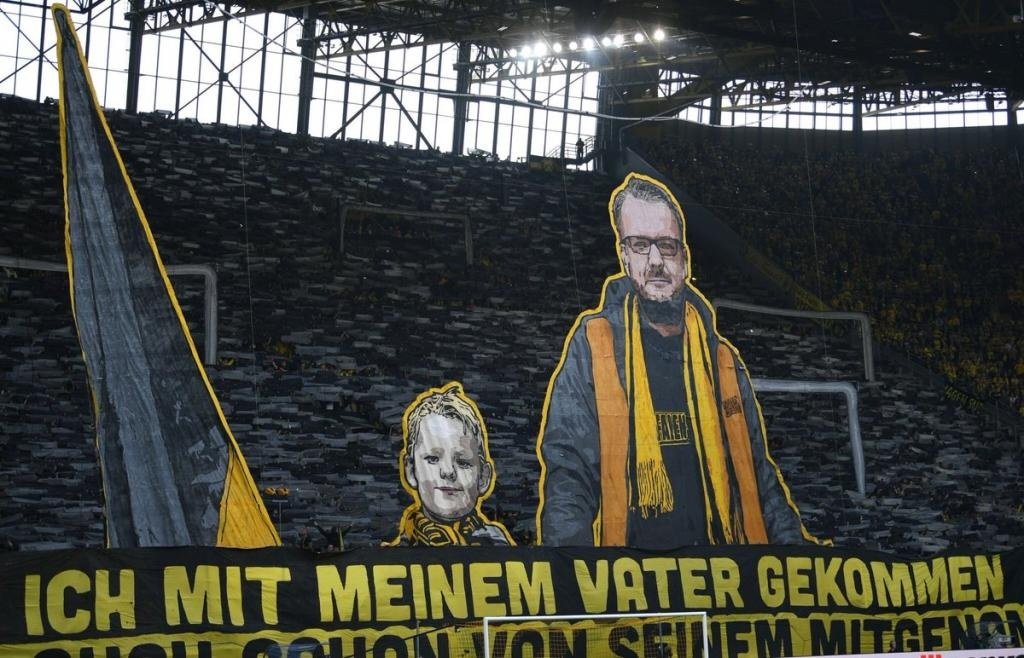 El genial tifo del Borussia Dortmund para abuelos, padres e hijos