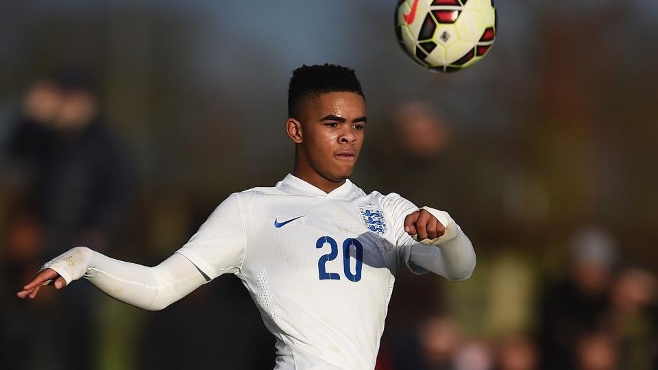 Dos canteranos del Arsenal emularon el penalti de Suárez y Messi