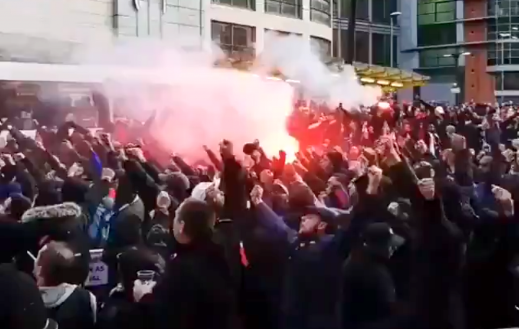 Bengalas, humos y cánticos: los ultras del PSG 'incendiaron' Manchester