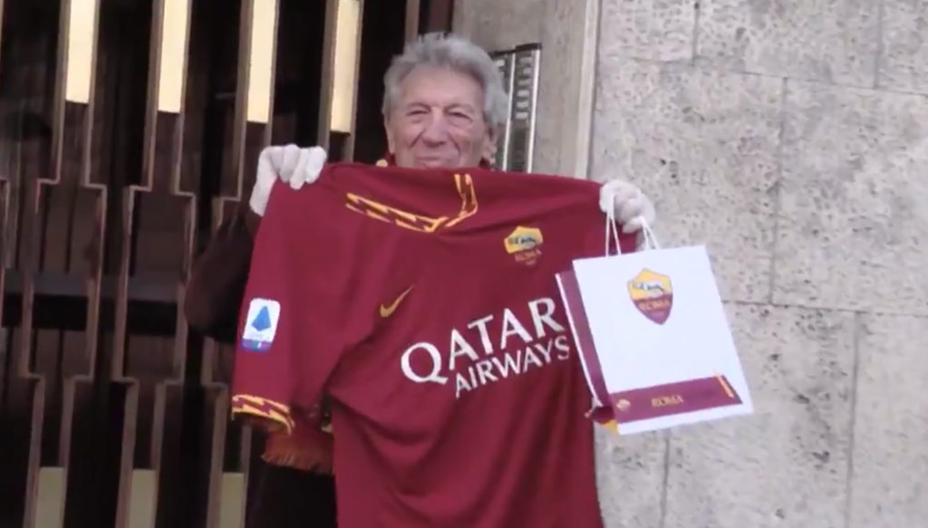 La Roma envía productos básicos y regalos a sus aficionados más mayores