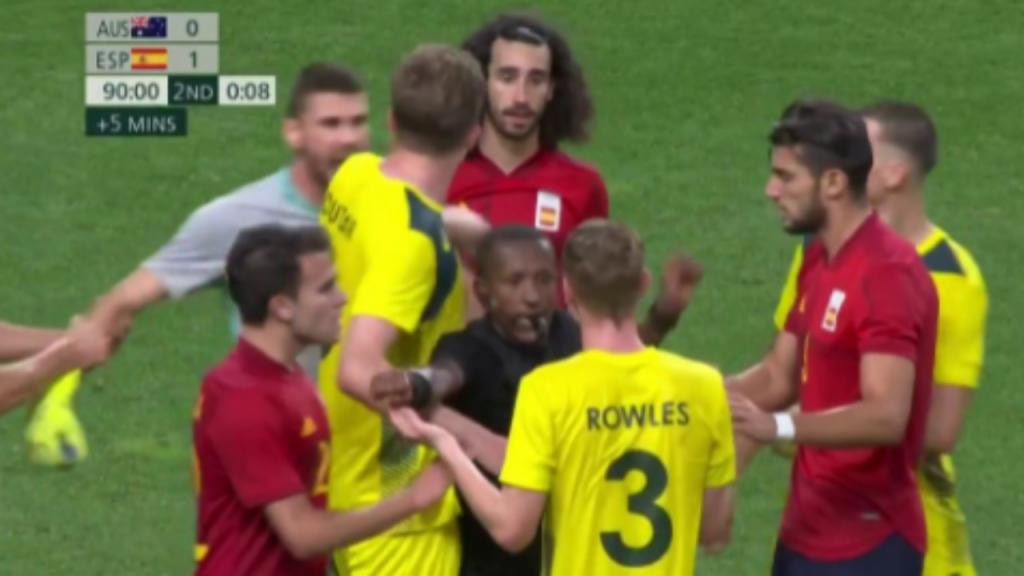 Unai Simón se peleó con Rowles, enfadó a Australia y los fans le ...