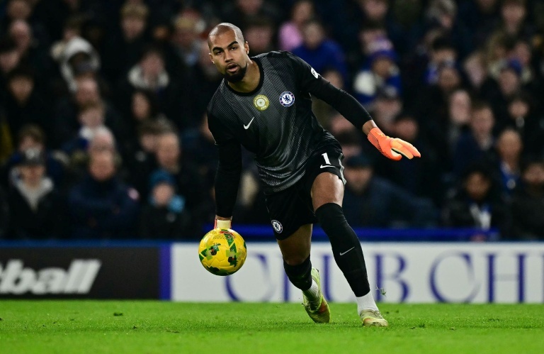 Rosenior refuses to back Sanchez as Chelsea number one