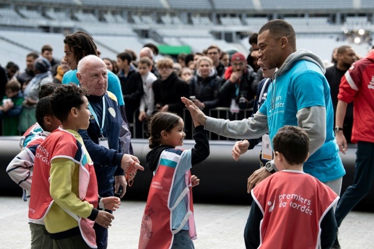 Mbappé a joué avec les enfants malades de l'association Premiers de cordée