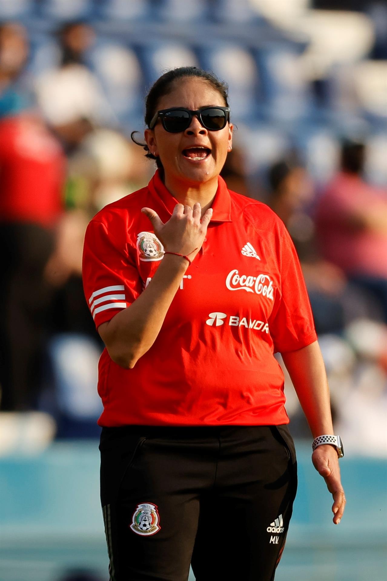 Kenti Robles e Itzel González, bajas en México