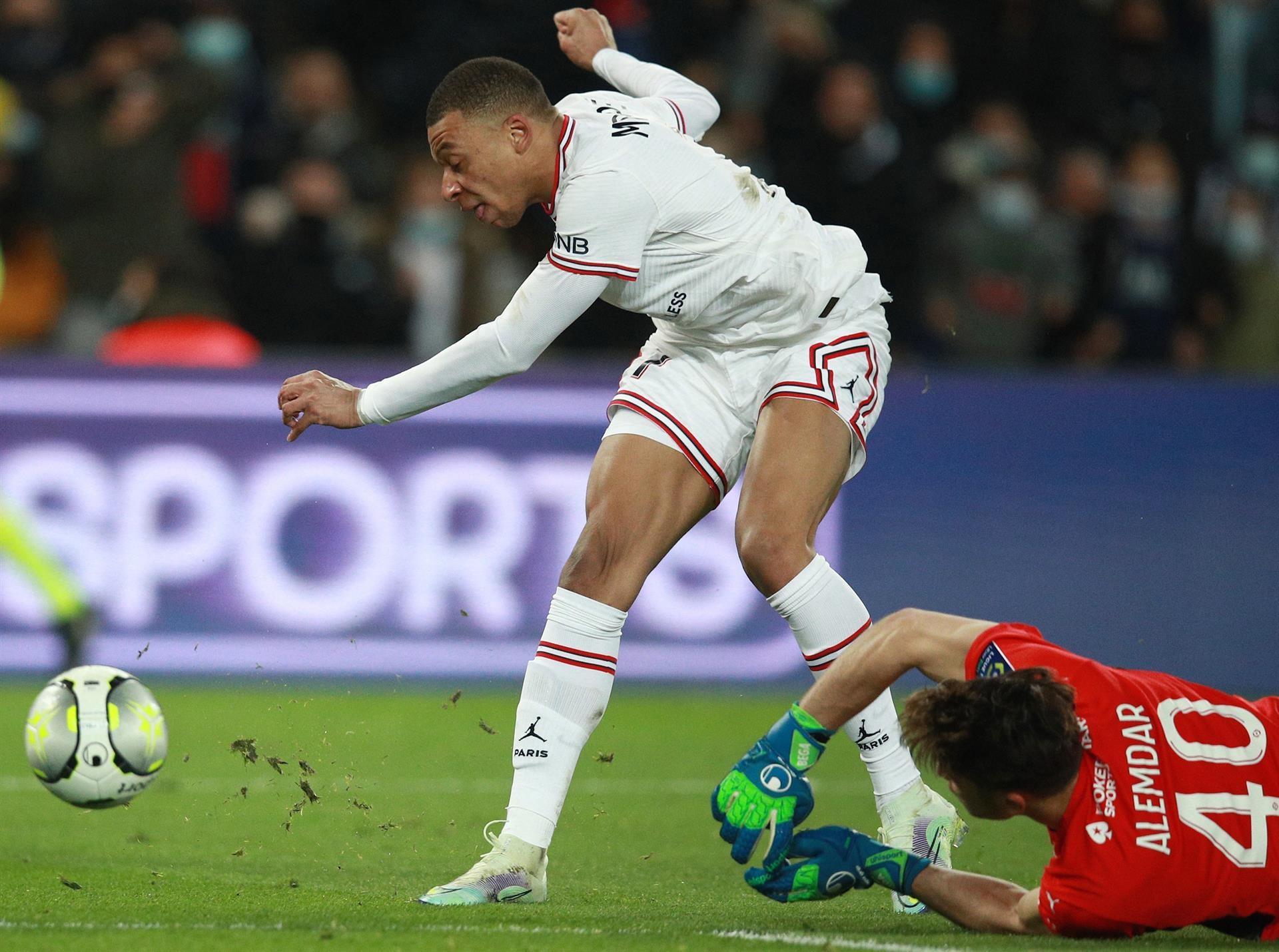 Mbappé, los pies en París y el futuro en el aire
