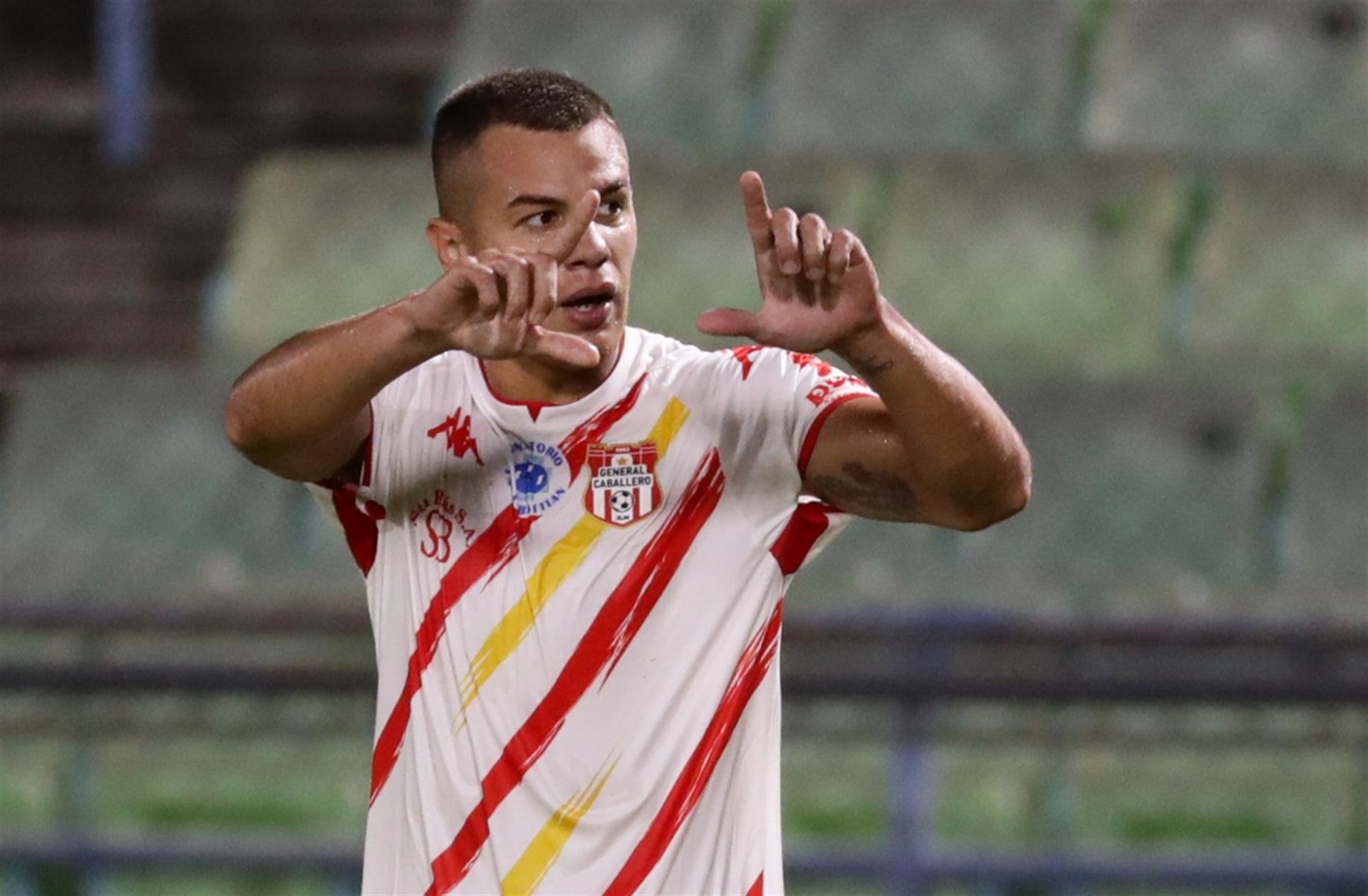 Kevin Fernández alegra la marcha de General Caballero