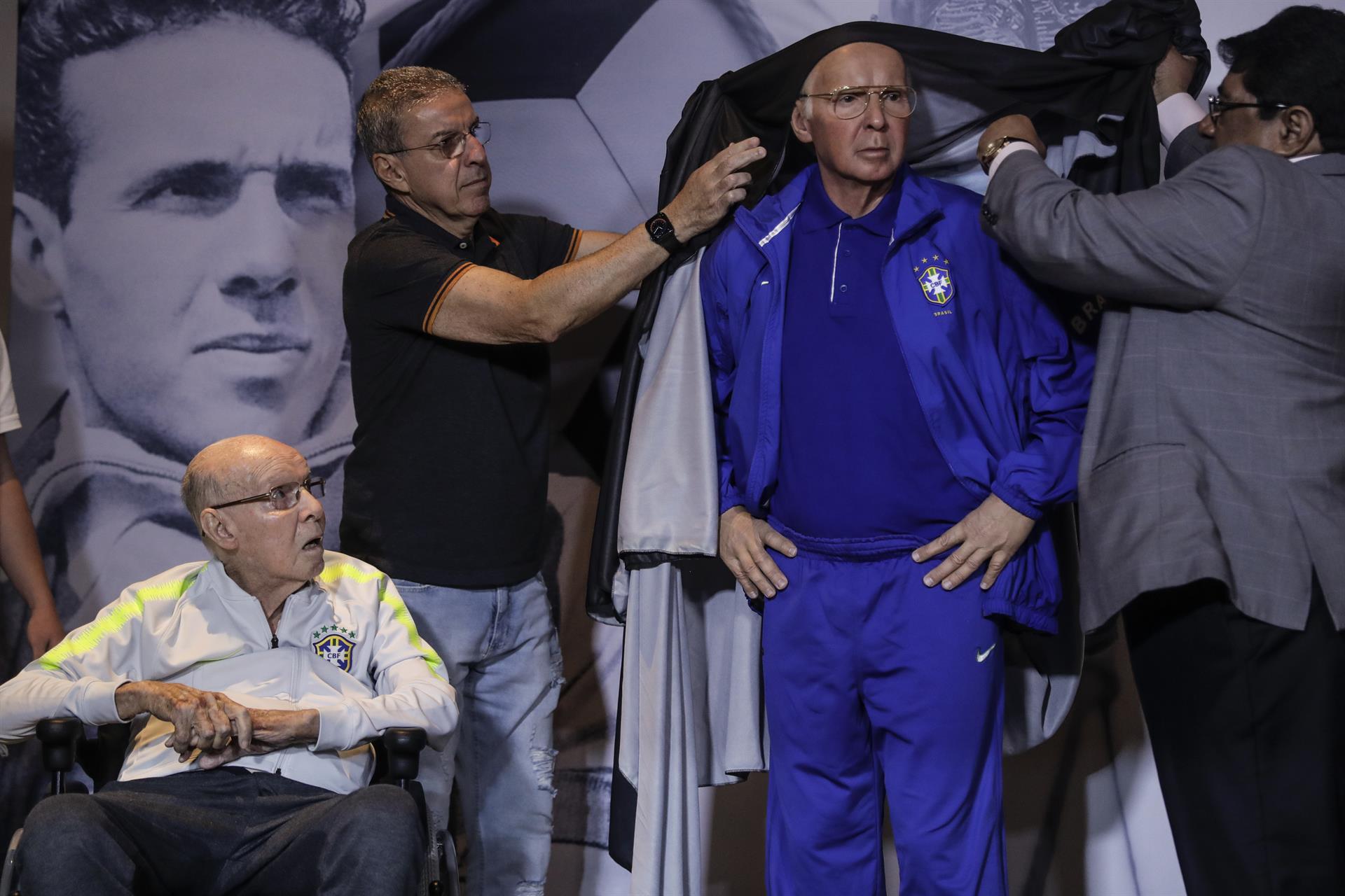 Brasil presentó una estatua en homenaje a Zagallo