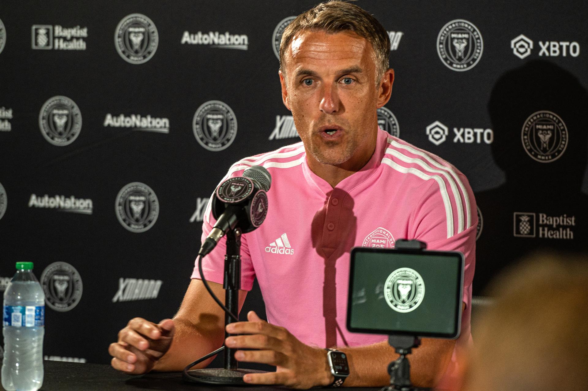 El Inter Miami amplía los contratos de Campana y Phil Neville
