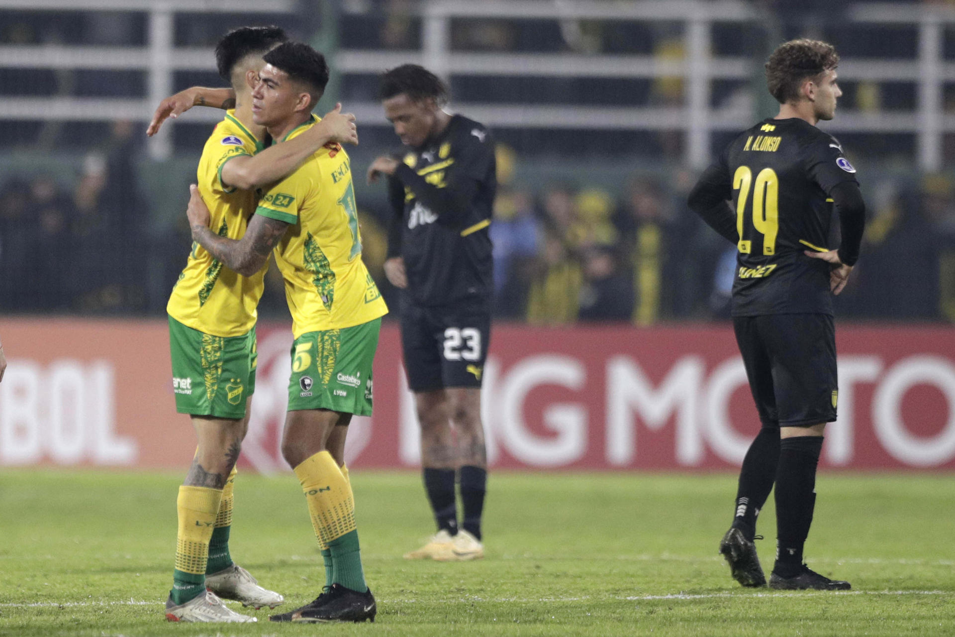 Defensa despeña a Peñarol