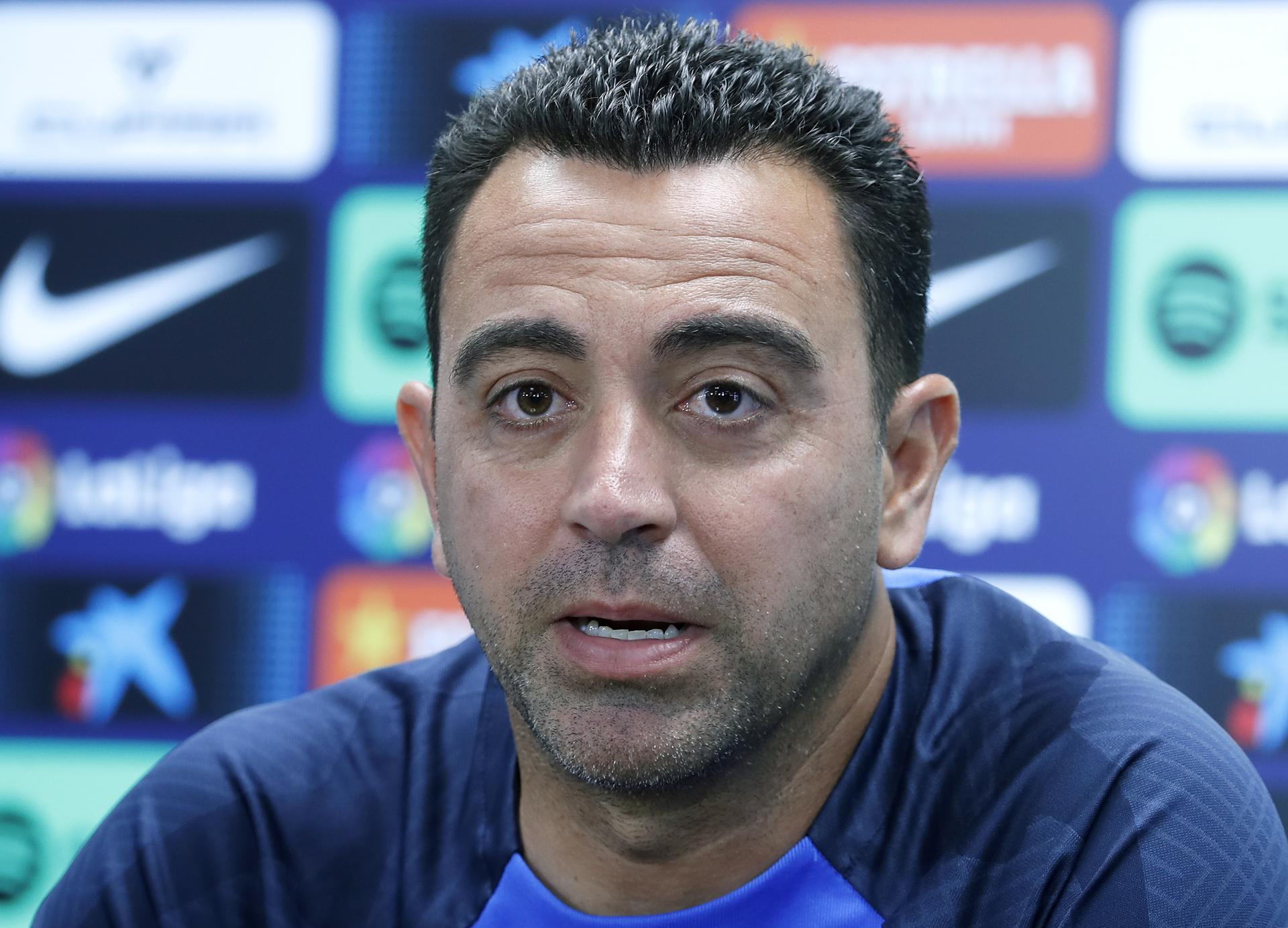 Xavi deja las salidas en 'stand by': "Igual no podemos fichar..."