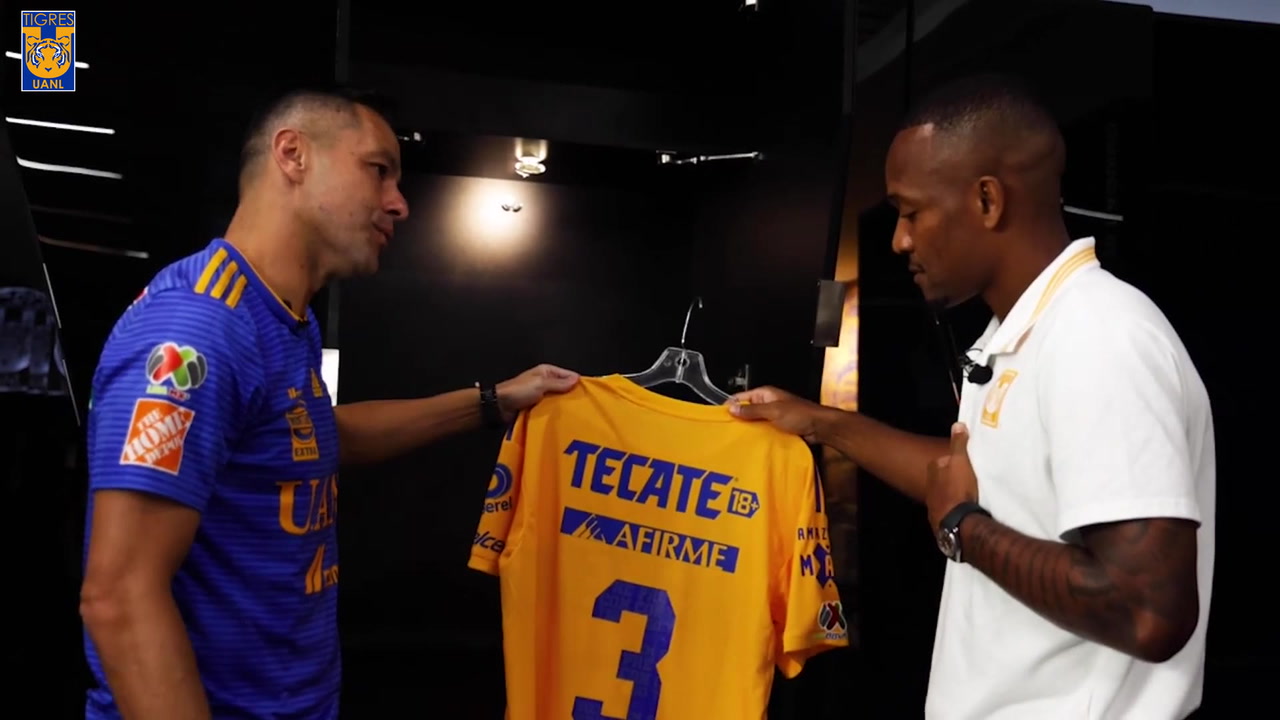 VÍDEO: Juninho le entregó el número 3 a Samir Caetano