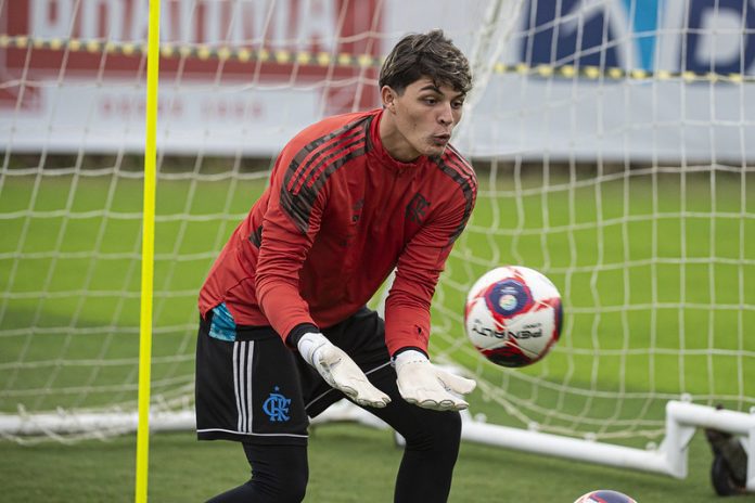 Afastado por decisão de Paulo Sousa, goleiro João Fernando tem futuro ...