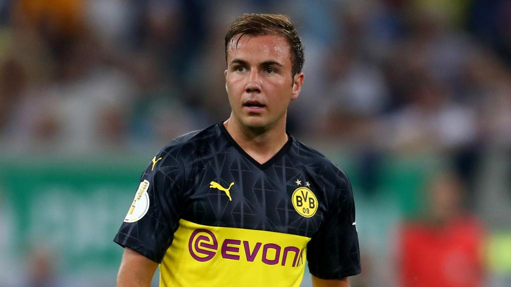 Gotze could play in Dortmund's cup clash despite forearm fracture